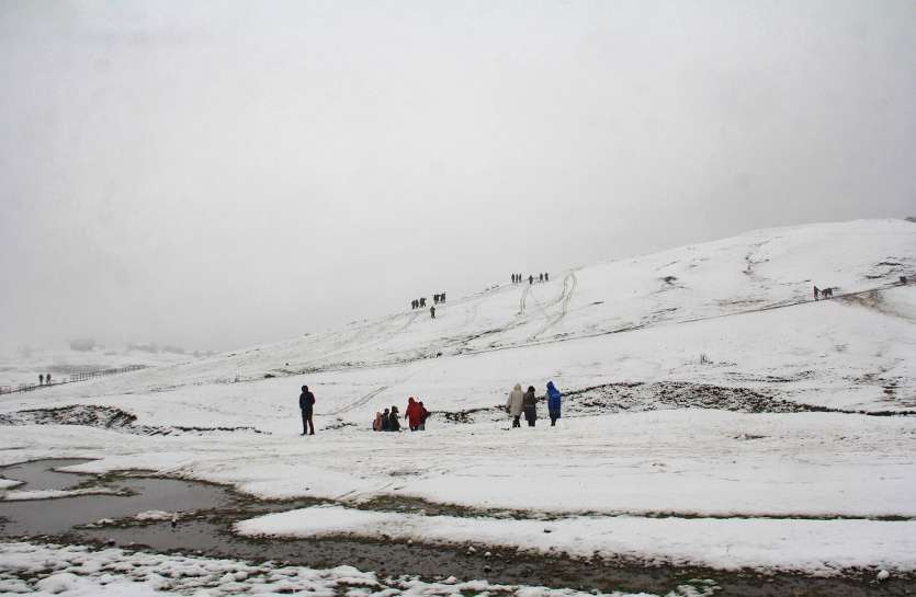 Kashmir covered in season's first snow, clearance underway | See PICS